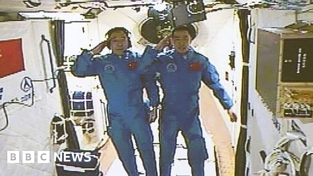 China's Shenzhou 11 docks at Tiangong 2 space station - BBC News