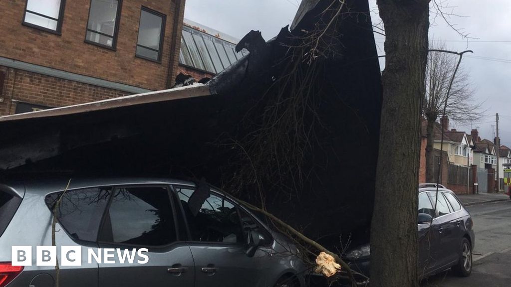 Cars damaged after felt blown from Kidderminster roof - BBC News