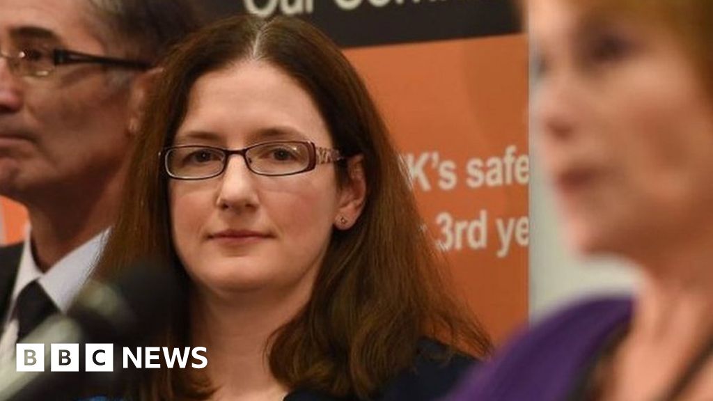 Sleaford MP demands action to halt spread of solar farms - BBC News