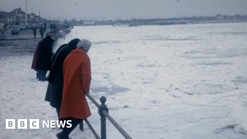 Kent 1963: The year the sea froze in Herne Bay and Whitstable - BBC News
