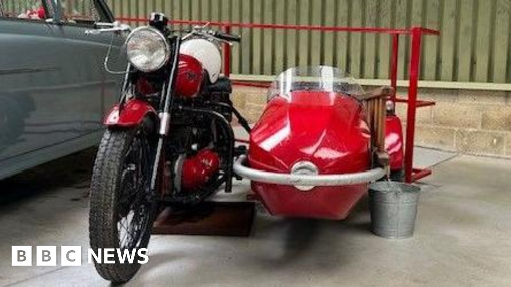 Wiltshire museum displays Wallace and Gromit vehicles - BBC News