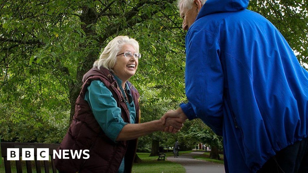 How 'Happy to Chat' benches are tackling loneliness - BBC News
