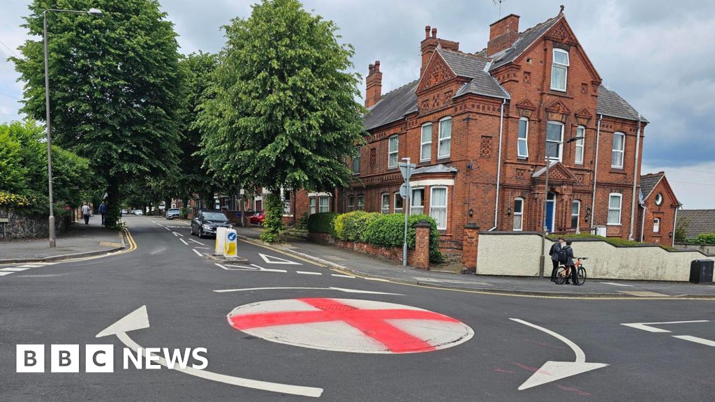 Ilkeston: England flag roundabout prompts council warning - BBC News