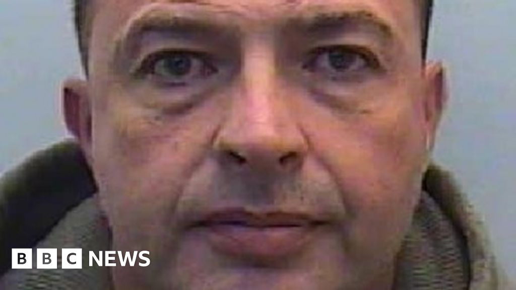 Builder Darren Scott 'targeted' Devon dementia victim - BBC News