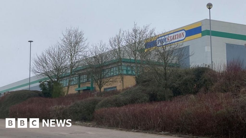 Toolstation Daventry distribution centre set to close in August - BBC News