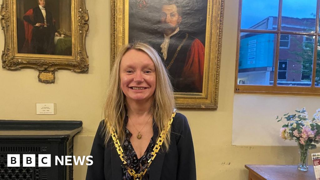 Worcester's new mayor puts meat back on the menu - BBC News