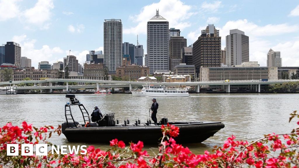 Australia police search for UK man after bridge jump - BBC News