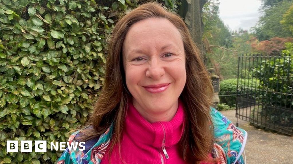 Shropshire bird-feeding scheme fighting loneliness - BBC News