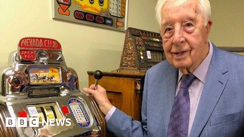 Vintage slot machines sell for more than 60k - BBC News