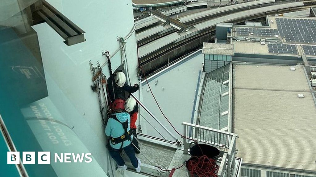 Portsmouth: Woman, 90, abseils down Spinnaker Tower - BBC News