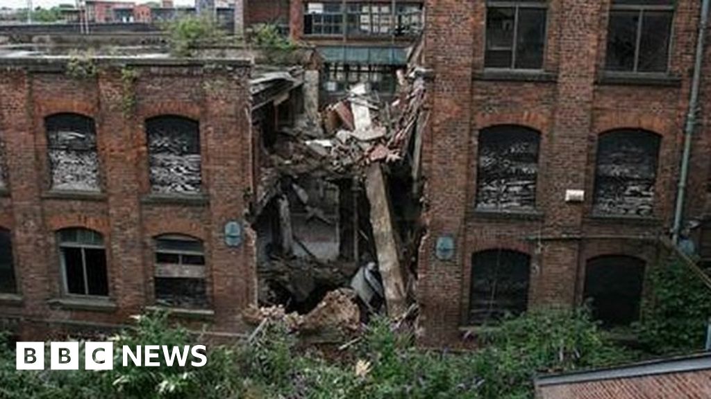 Former Manchester mill in partial collapse - BBC News