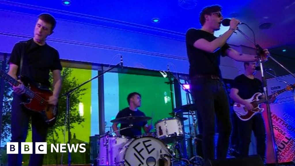 Hull band to play Leeds and Reading festivals - BBC News