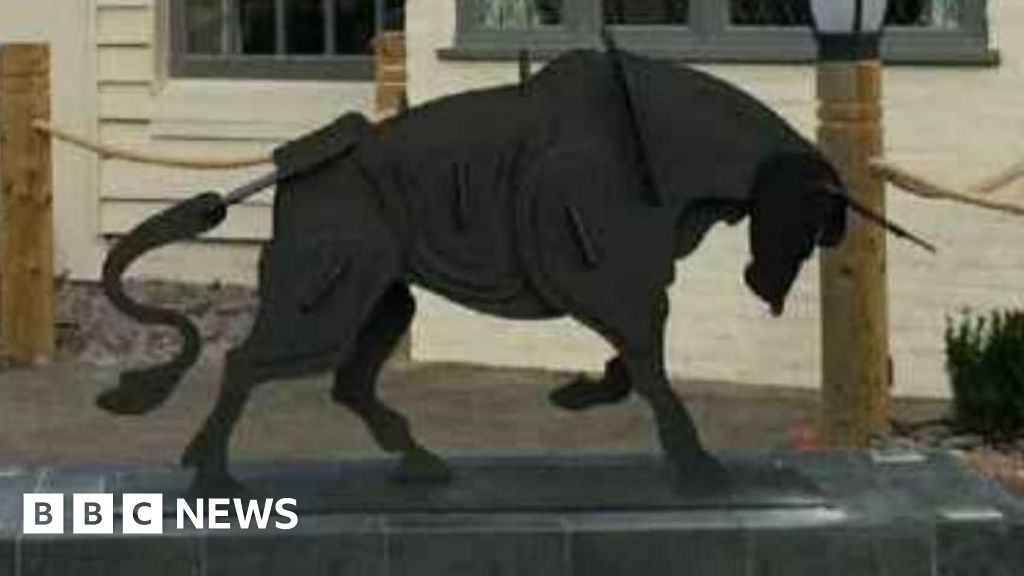 Hereford bull statue gets go-ahead despite complaints - BBC News