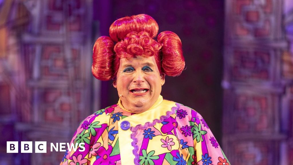 Will Gompertz reviews Aladdin starring Christopher Biggins at Churchill ...