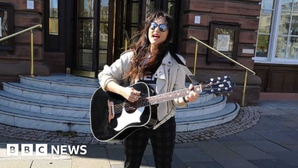 Singer KT Tunstall busks in Dundee city centre