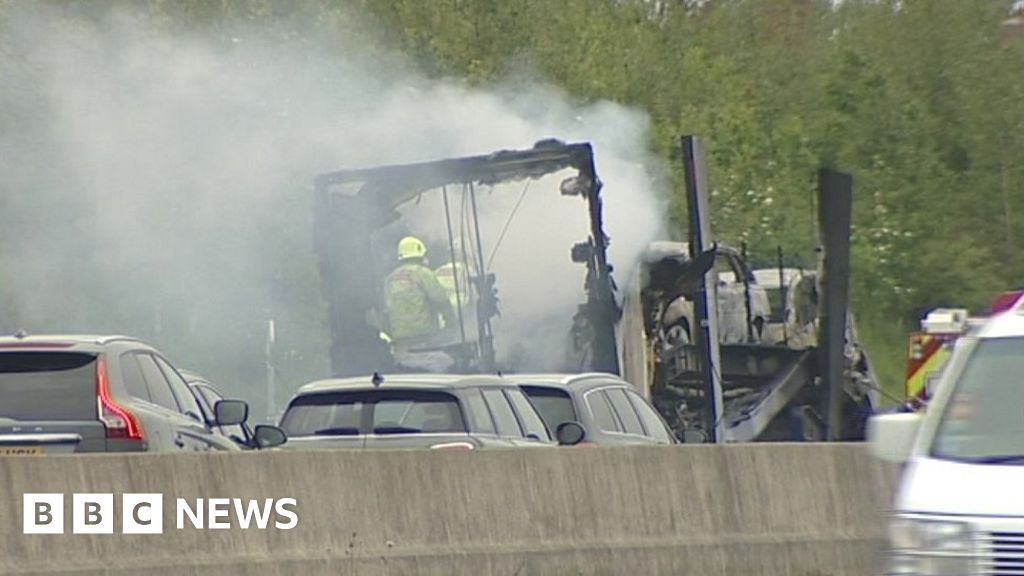 Man dies in A1 North Yorkshire crashed lorries fire - BBC News