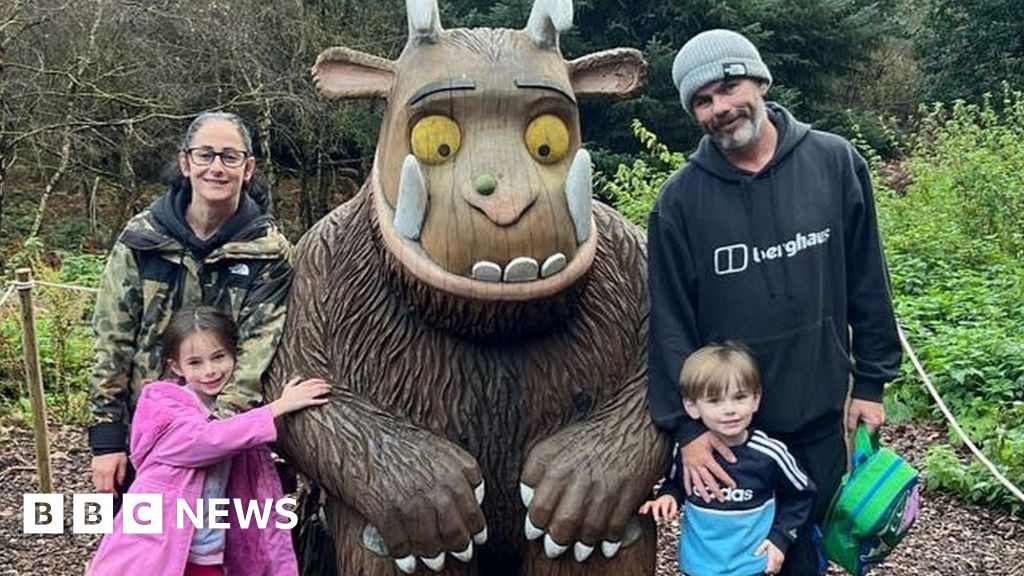 Dad who collapsed at wheel saved by off-duty nurse - BBC News