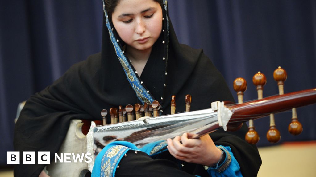 Afghanistan's first female conductor - BBC News