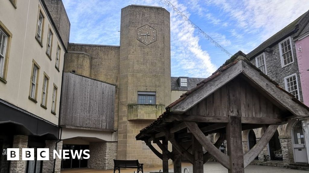 Shepton Mallet campaigners rally to save Amulet Theatre - BBC News