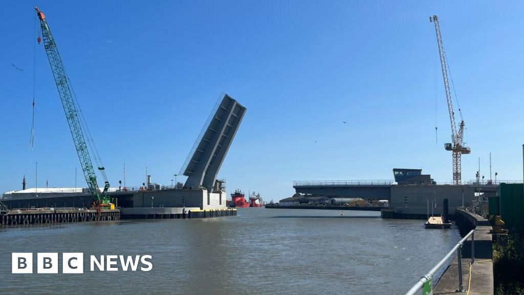 Great Yarmouth's £120m Herring Bridge opening delayed - BBC News
