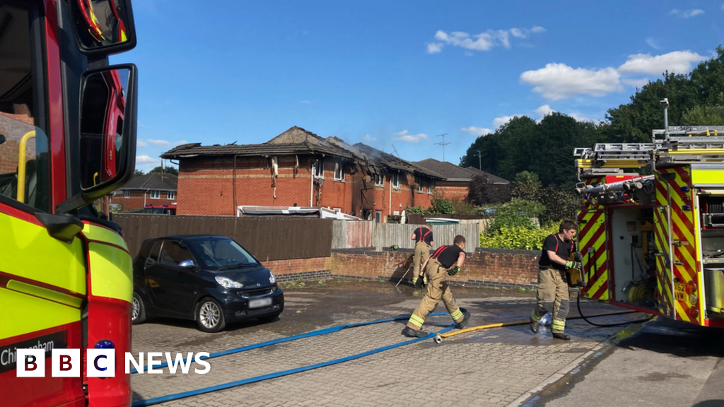Dozens of fire crews called to blaze in Swindon houses - BBC News