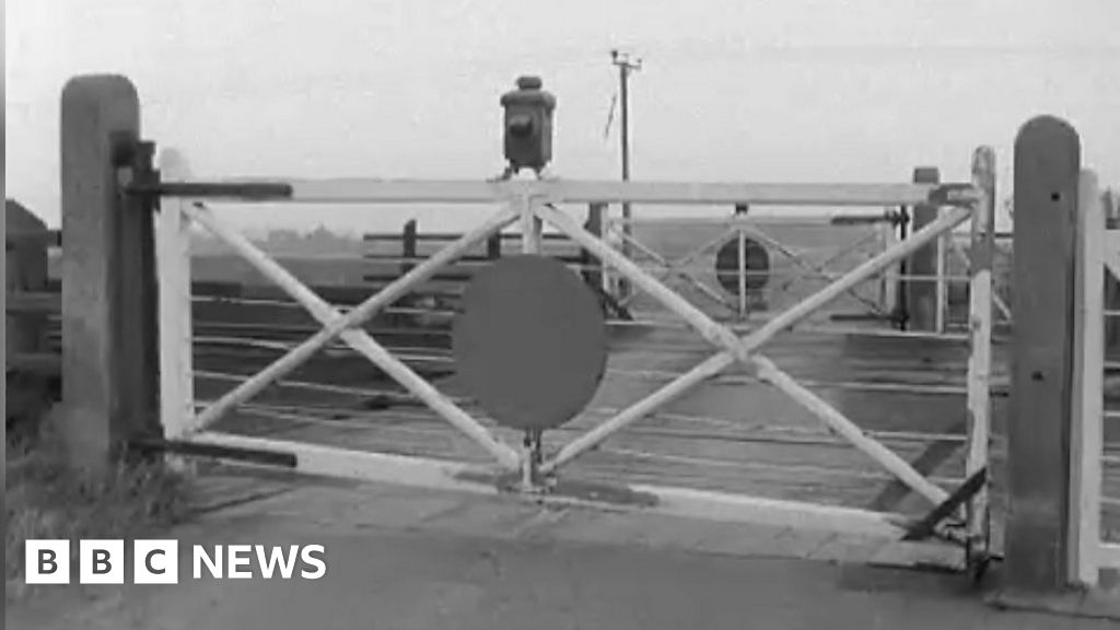 'Haunted' Conington North level crossing worries staff - BBC News