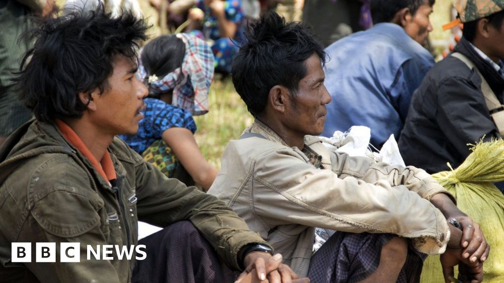 Myanmar violence: 20,000 people seek refuge in China - BBC News