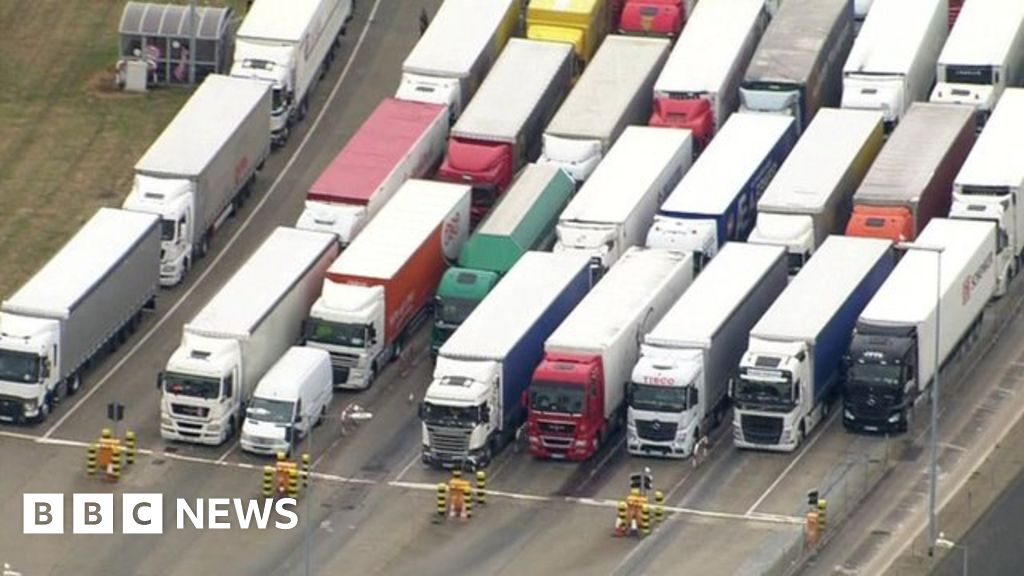 Lorries queuing on M20 Kent in Operation Stack - BBC News