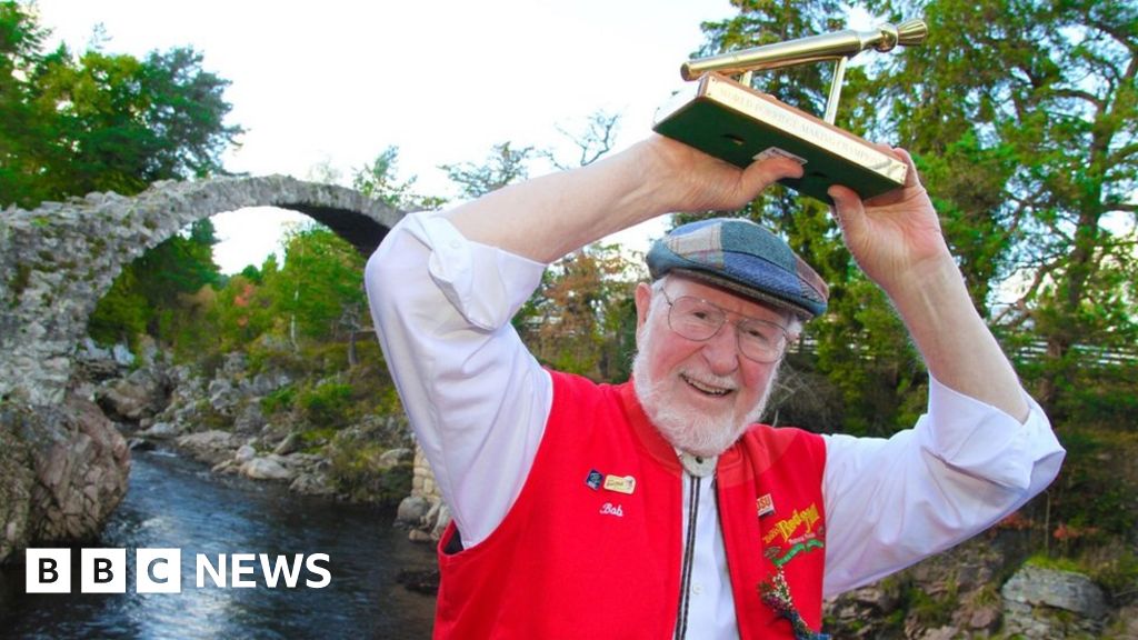 US man wins World Porridge Making Championships in Carrbridge - BBC News