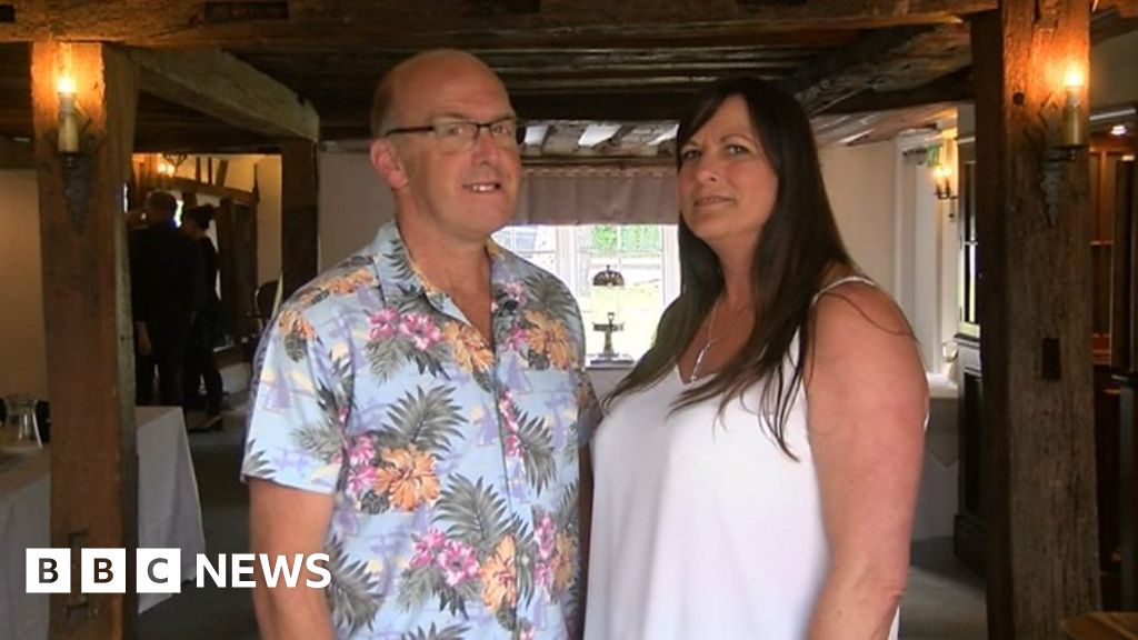 Ashford couple to marry on same day as royals - BBC News