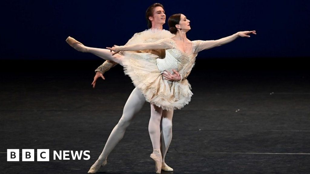 Royal Ballet back on stage with social distancing