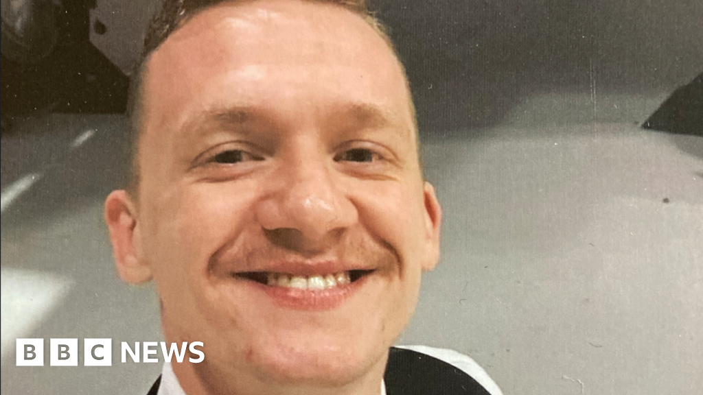 Coroner calls for review of white-collar boxing following death - BBC News