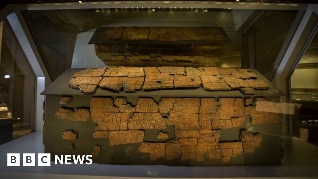 St Cuthbert's coffin is centrepiece of Durham Cathedral display - BBC News