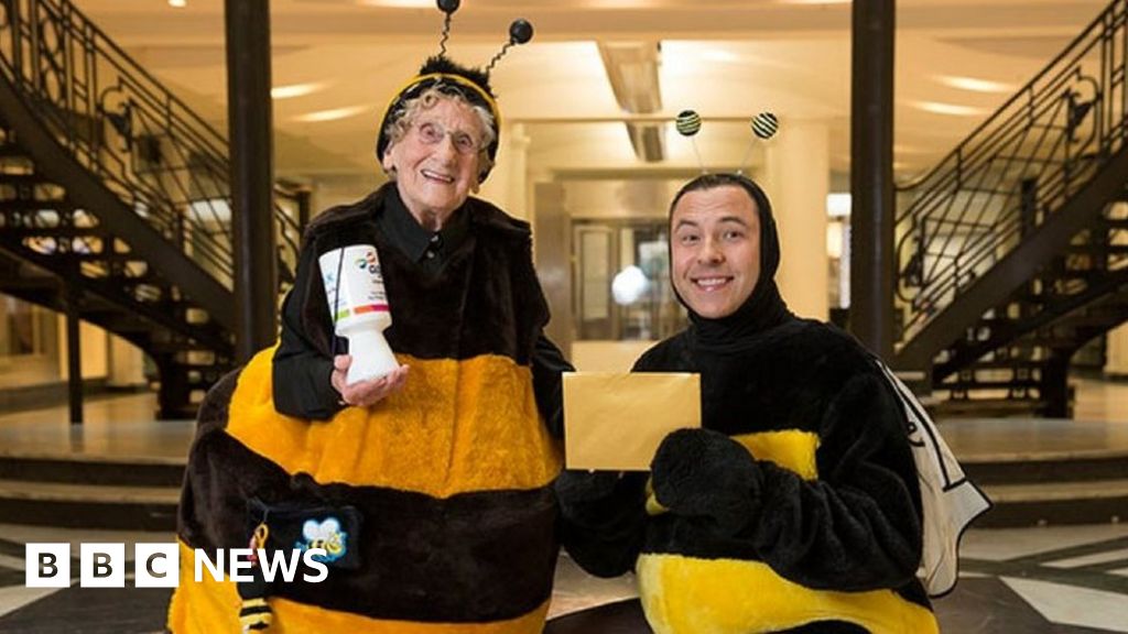 Funeral held for Hull Bee Lady fundraiser Jean Bishop - BBC News