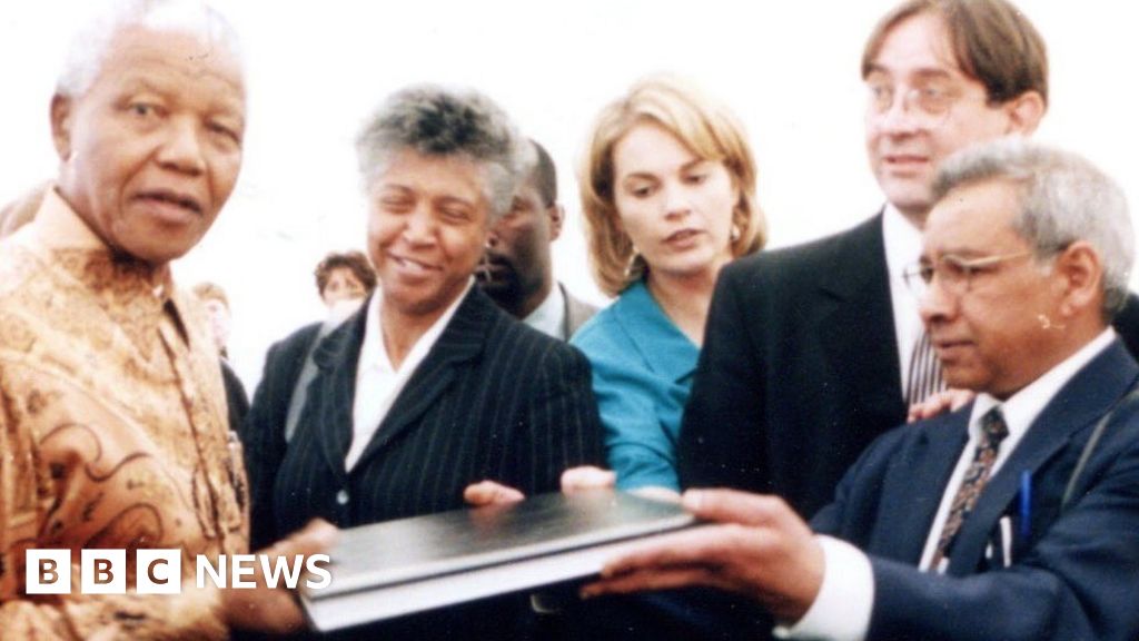 Hanef Bhamjee: Tributes as anti-apartheid campaigner dies - BBC News