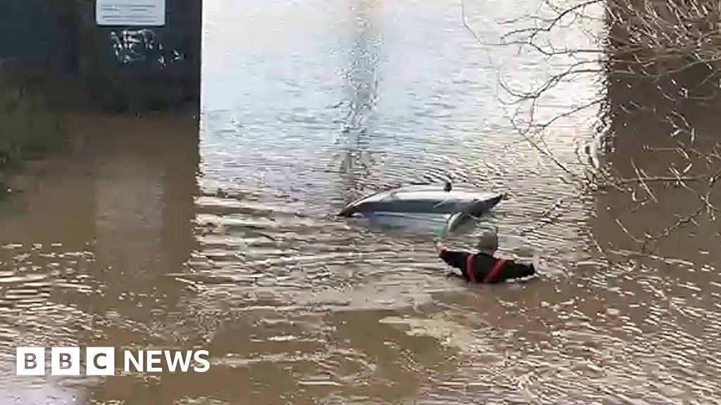 Norwich flooding: Elderly couple rescued from submerged car - BBC News