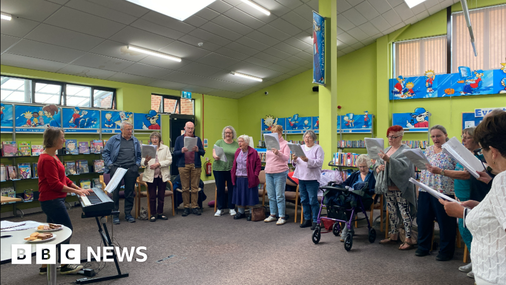 Gloucestershire library choirs for over-60s to fight loneliness - BBC News