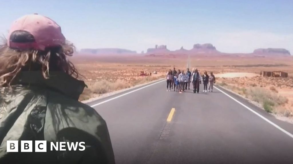 Forrest Gump: Liverpudlian Rob Pope completes epic run homage - BBC News