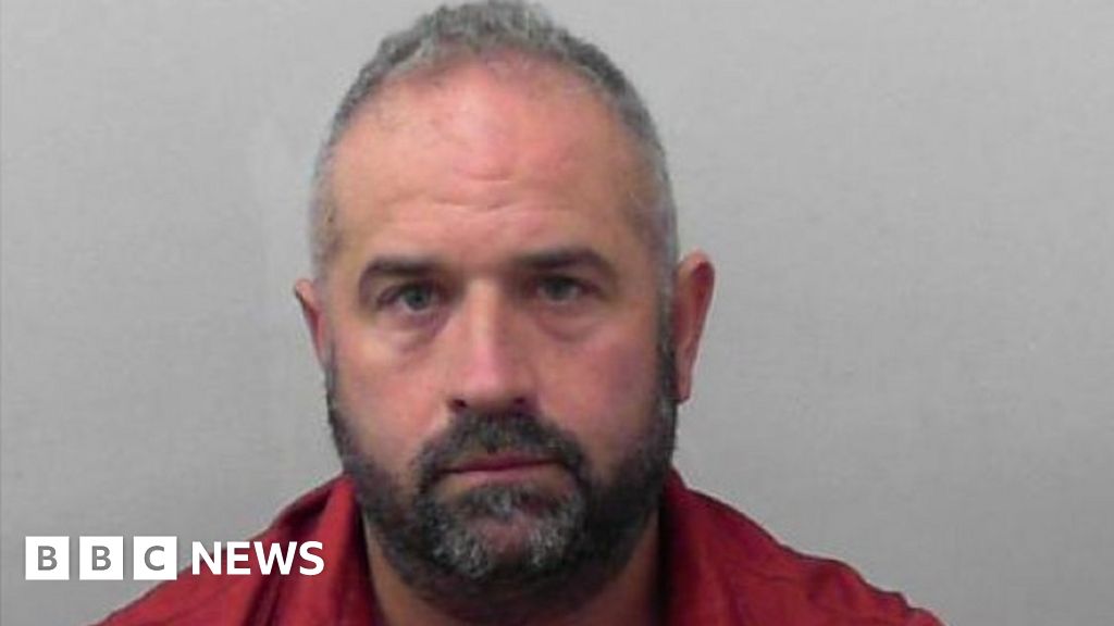 Wiltshire PC jailed for inappropriate relationship - BBC News