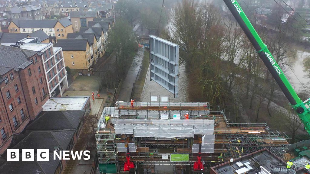Foss barrier: New flood gate lifted into place in York - BBC News