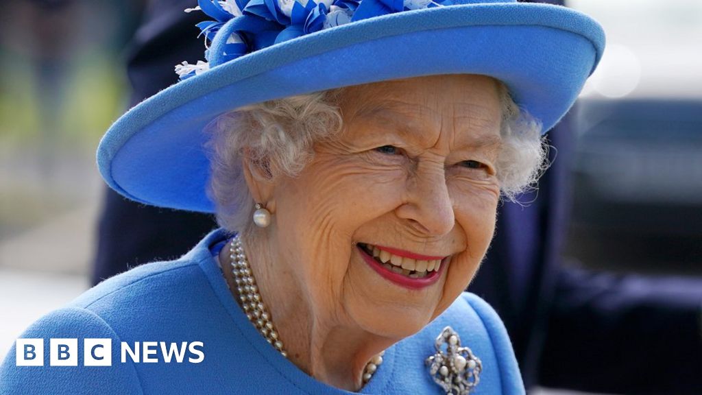 Covid: Queen remains at Balmoral as staff member tests positive