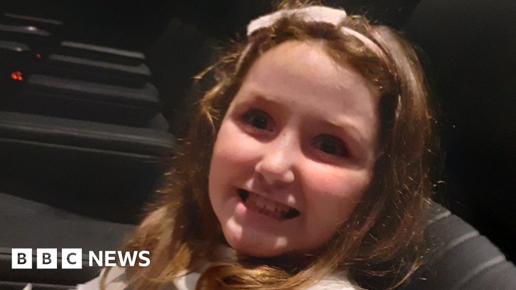 Minnie Rae Dunn death: Tribute to girl who fell from balcony - BBC News