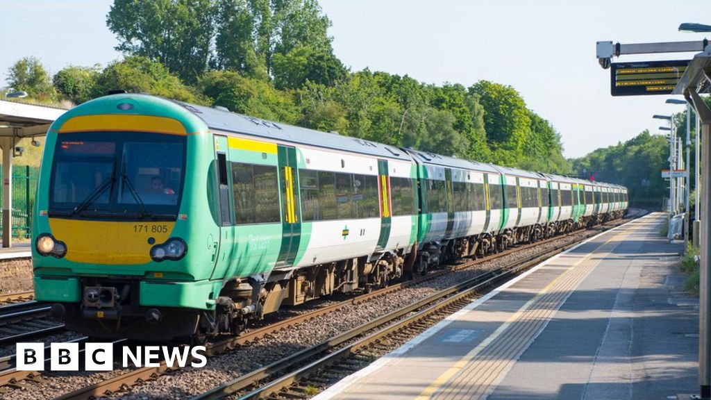 Aslef suspends Southern rail strikes in return for new talks - BBC News