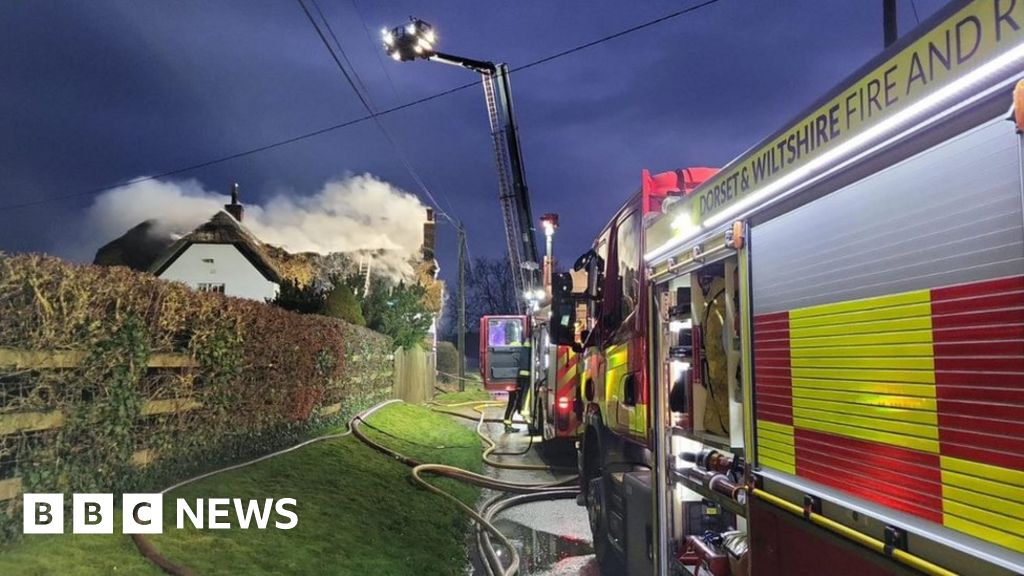 Gillingham: Fire rips through roof of thatched home - BBC News