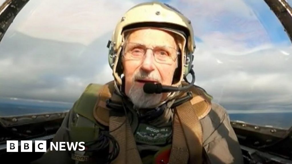 Ex-RAF pilot flies Spitfire for first time aged 102 - BBC News