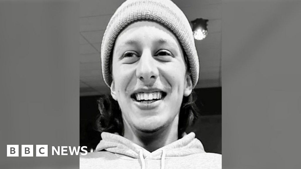 Hampshire: Tribute to 'kind and loving' man killed in car crash - BBC News