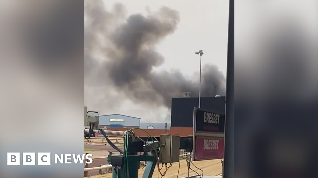 Fire crews battle blaze at industrial estate in Sheffield - BBC News