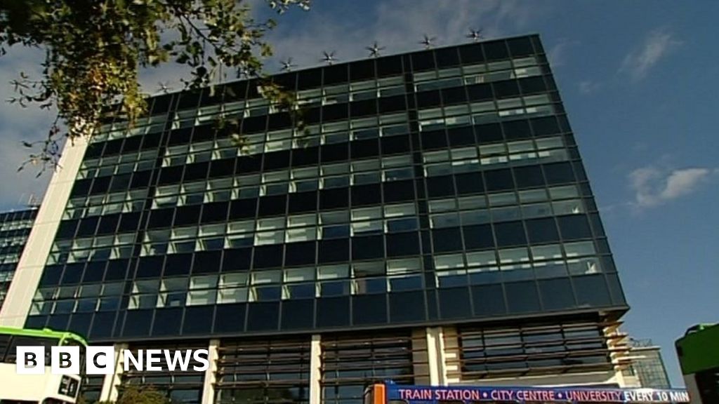 Derby University students in HIV scare get payouts - BBC News