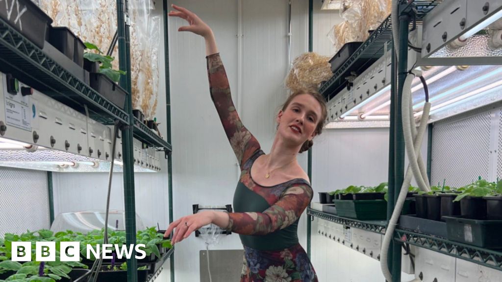 Great Exhibition Road Festival: Exploring science through ballet - BBC News