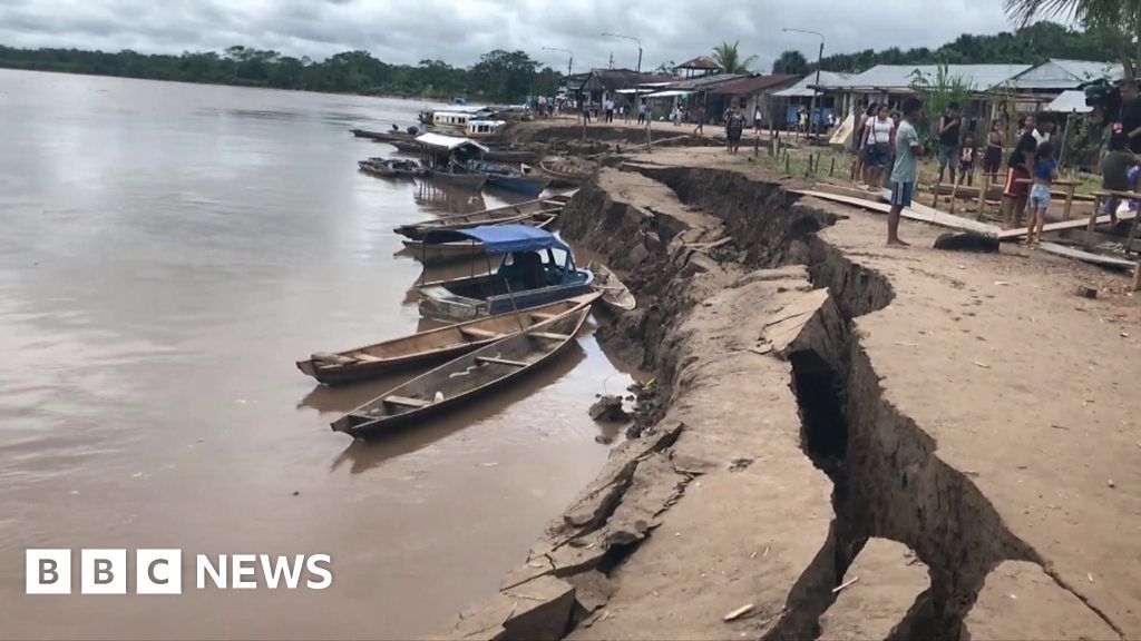 Cracks open up as earthquake hits Peru - BBC News